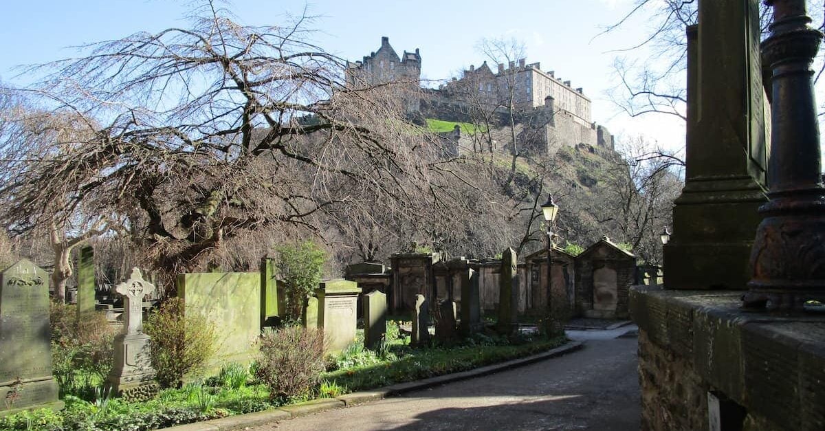 Edinburgh Ghost Guide: Haunted Sites & Dark History