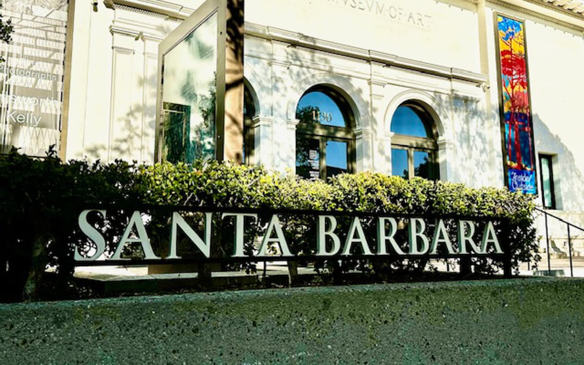 Santa Barbara Smiles for the Camera and Toasts its Tourists